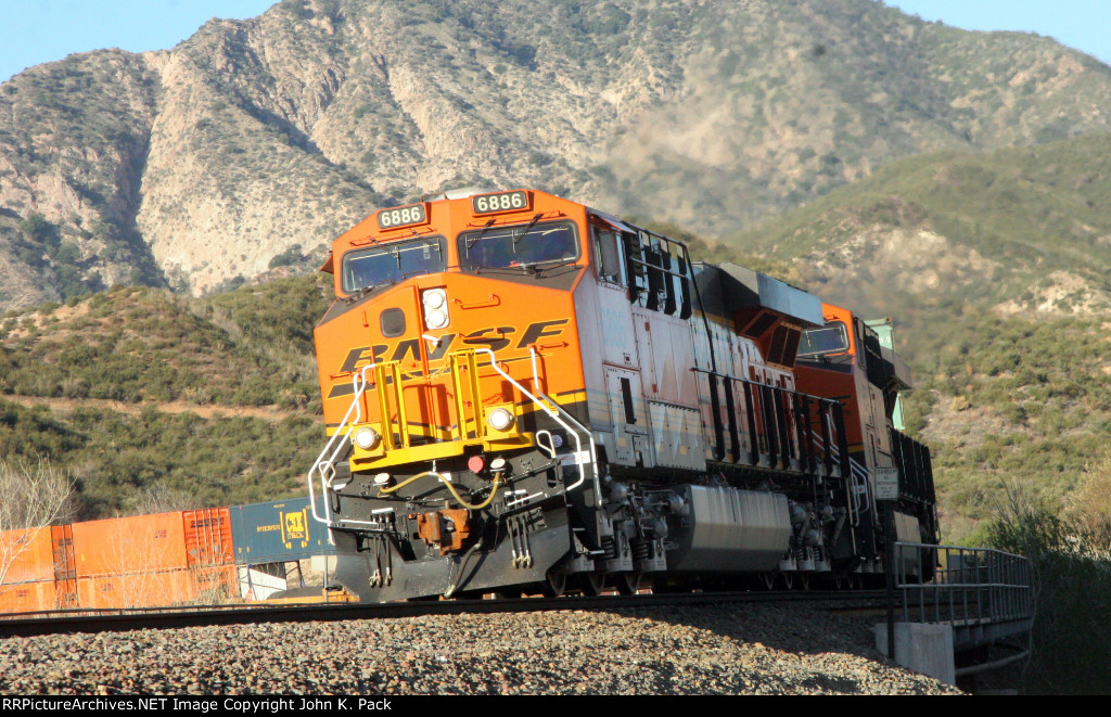 BNSF 6886